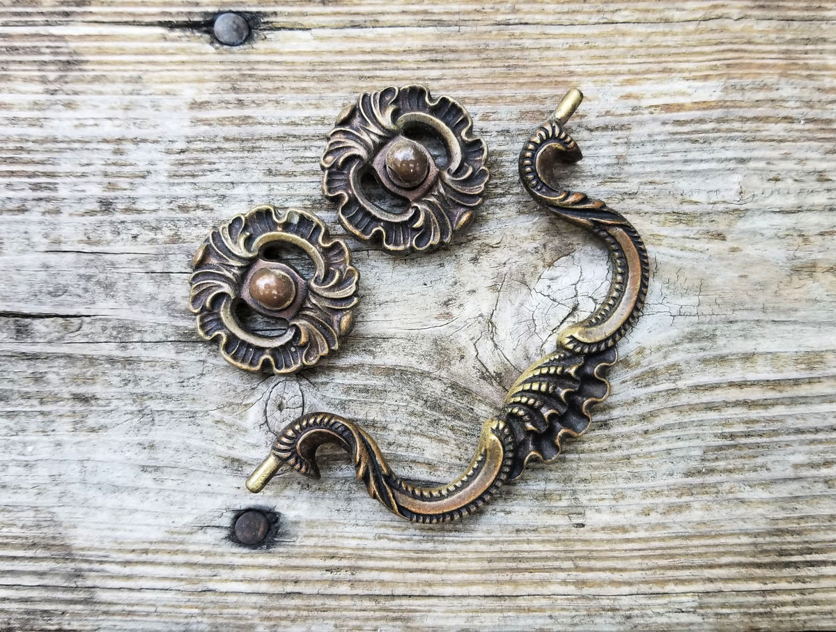 Antique Keeler Brass Co Antiqued Gold Clam Shell Motif Drop Bail Pulls ...