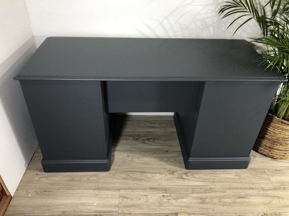 Stag Minstrel Double Pedestal Desk - Roosters